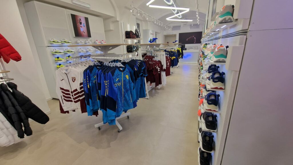 Joma comienza su expansión en retail también en Italia - Joma World