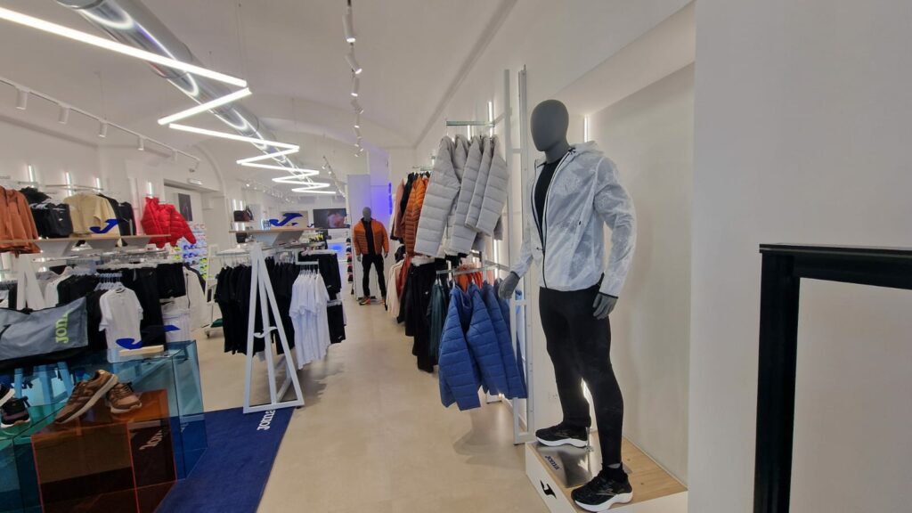 Joma comienza su expansión en retail también en Italia - Joma World